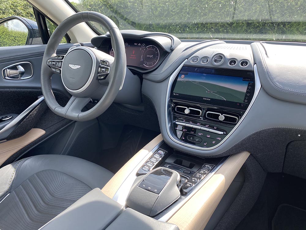 Am Haken: Aston Martin DB4 und Lamborghini Islero | carpixx